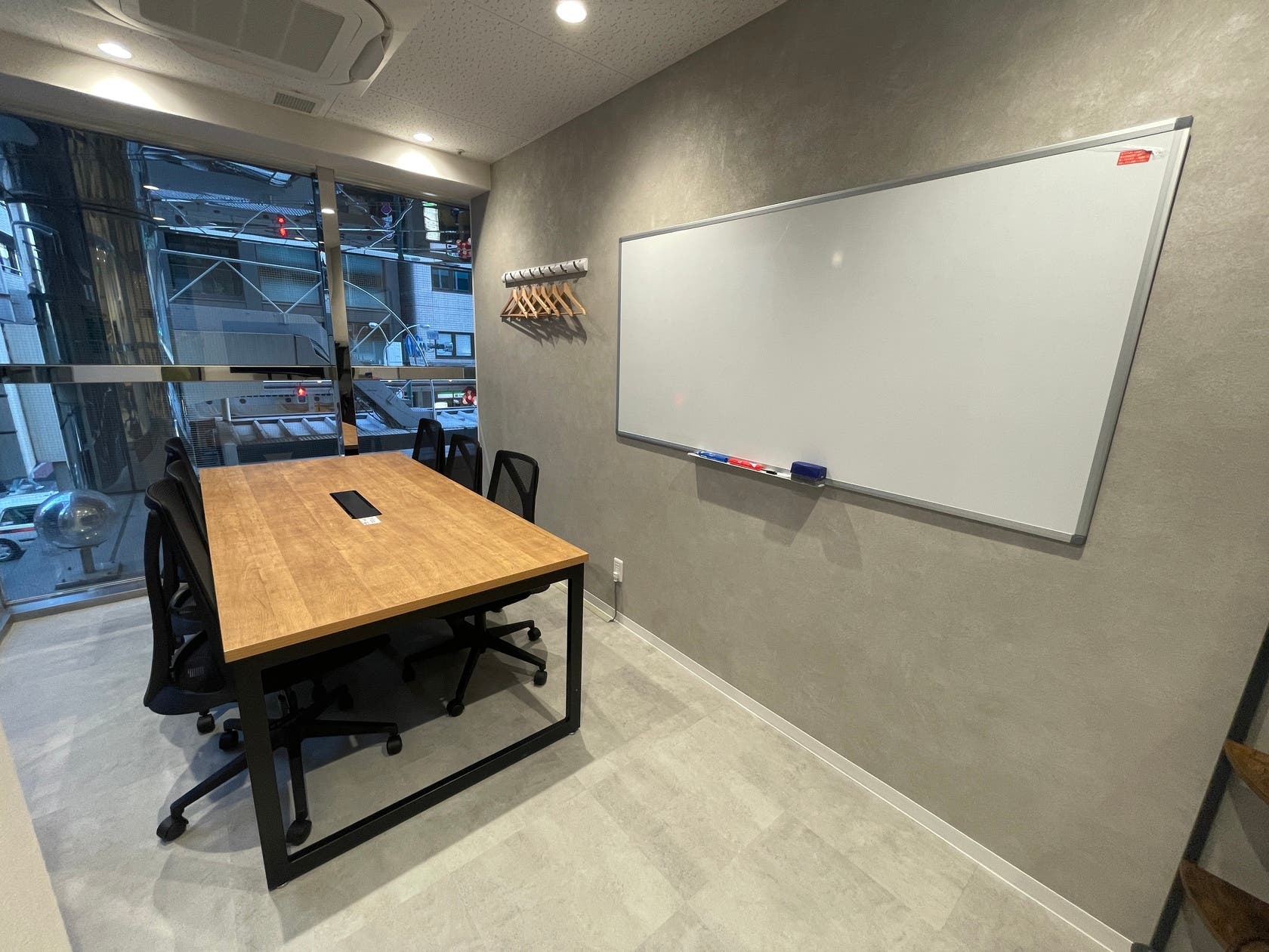 【京都河原町駅から徒歩１分】モニター・ウォーターサーバーあり！6名会議室（Room B）※予約時間前は入室不可の写真3