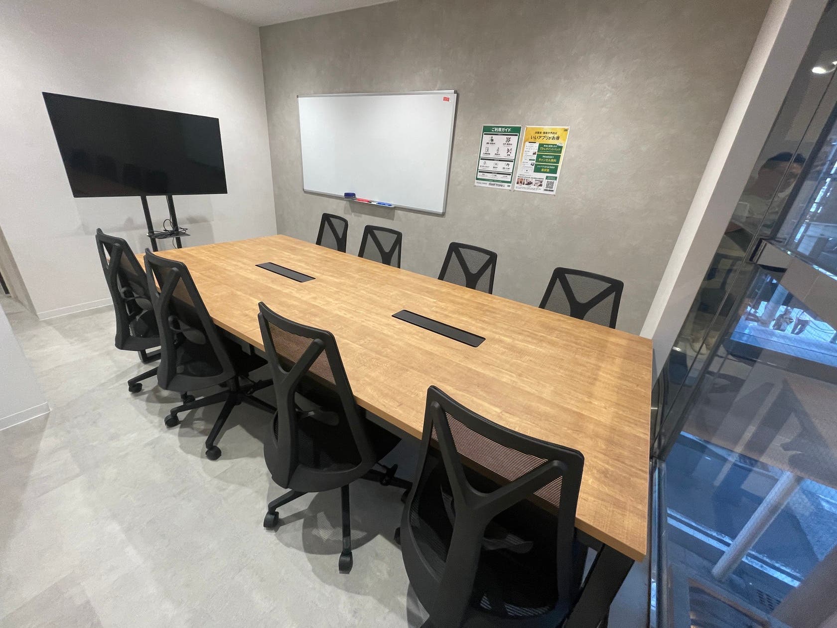 【京都河原町駅徒歩1分】モニター・ウォーターサーバーあり！8名会議室（Room A）※予約時間前は入室不可の写真1