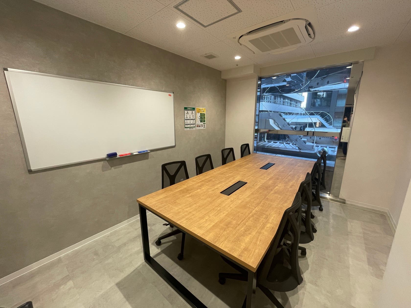 【京都河原町駅徒歩1分】モニター・ウォーターサーバーあり！8名会議室（Room A）※予約時間前は入室不可の写真3