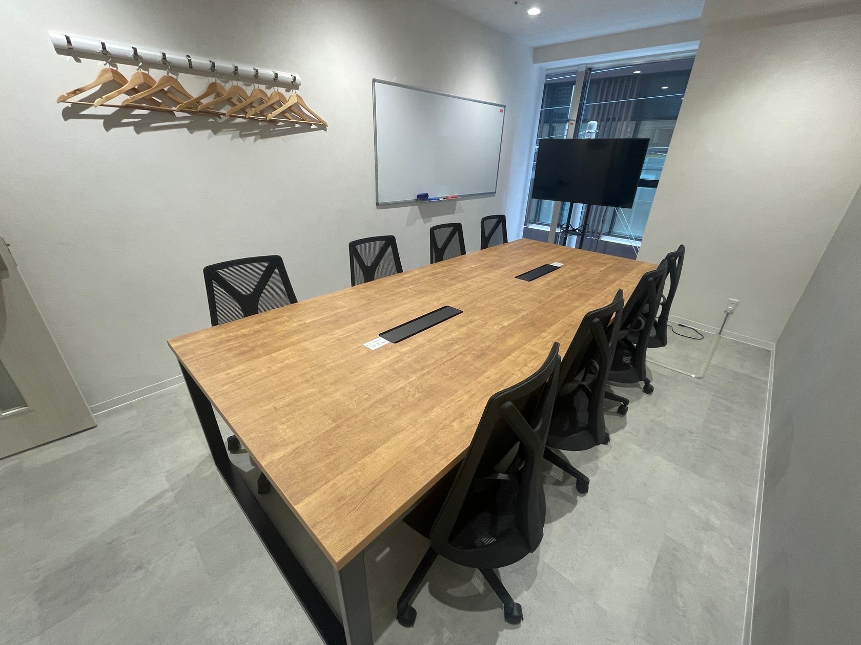 【京都河原町駅徒歩1分】モニター・ウォーターサーバーあり！8名会議室（Room E）※予約時間前は入室不可の写真1