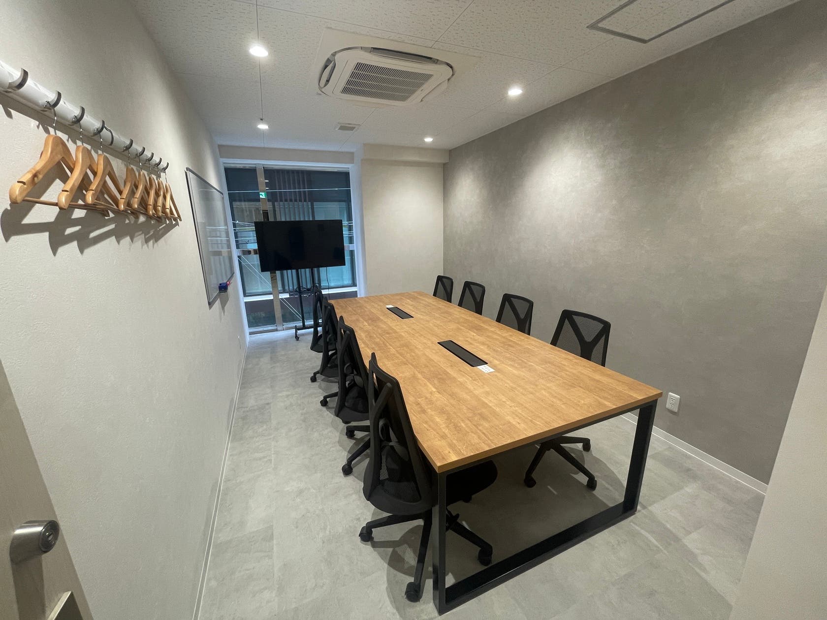 【京都河原町駅徒歩1分】モニター・ウォーターサーバーあり！8名会議室（Room E）※予約時間前は入室不可の写真3