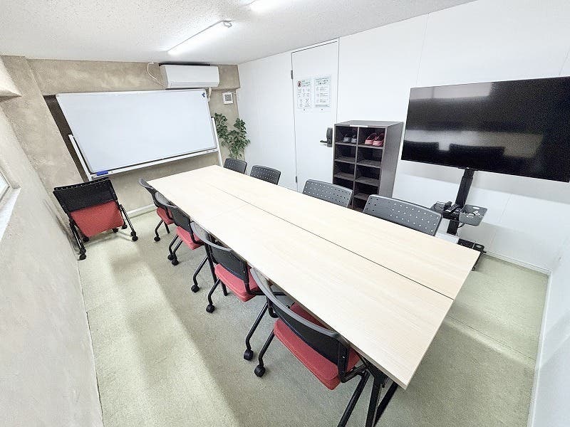 最大10名会議室（201号室）【成田駅から徒歩7分！駐車スペース十分！】モニター・ホワイトボード付き！の写真1