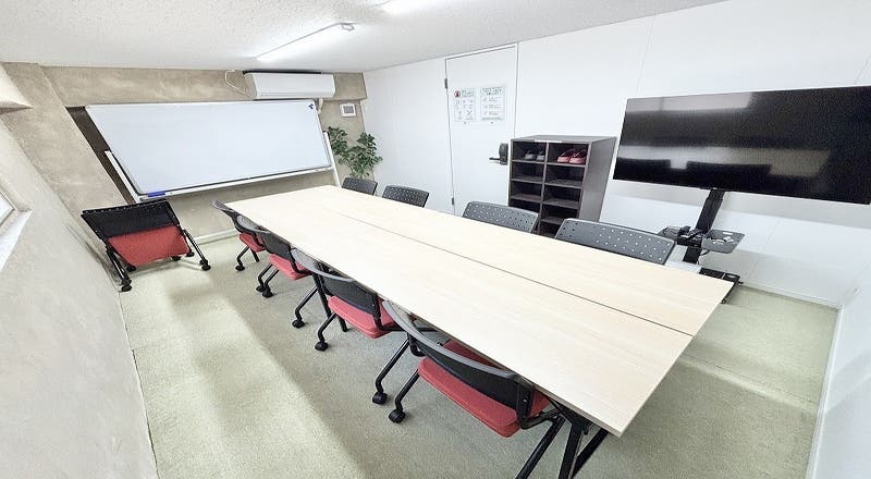 最大10名会議室（201号室）【成田駅から徒歩7分！駐車スペース十分！】モニター・ホワイトボード付き！