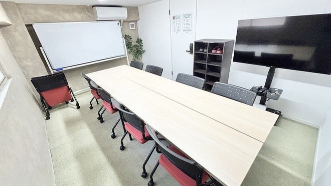 最大10名会議室(201号室)【成田駅から徒歩7分!駐車スペース十分!】モニター・ホワイトボード付き!の写真1