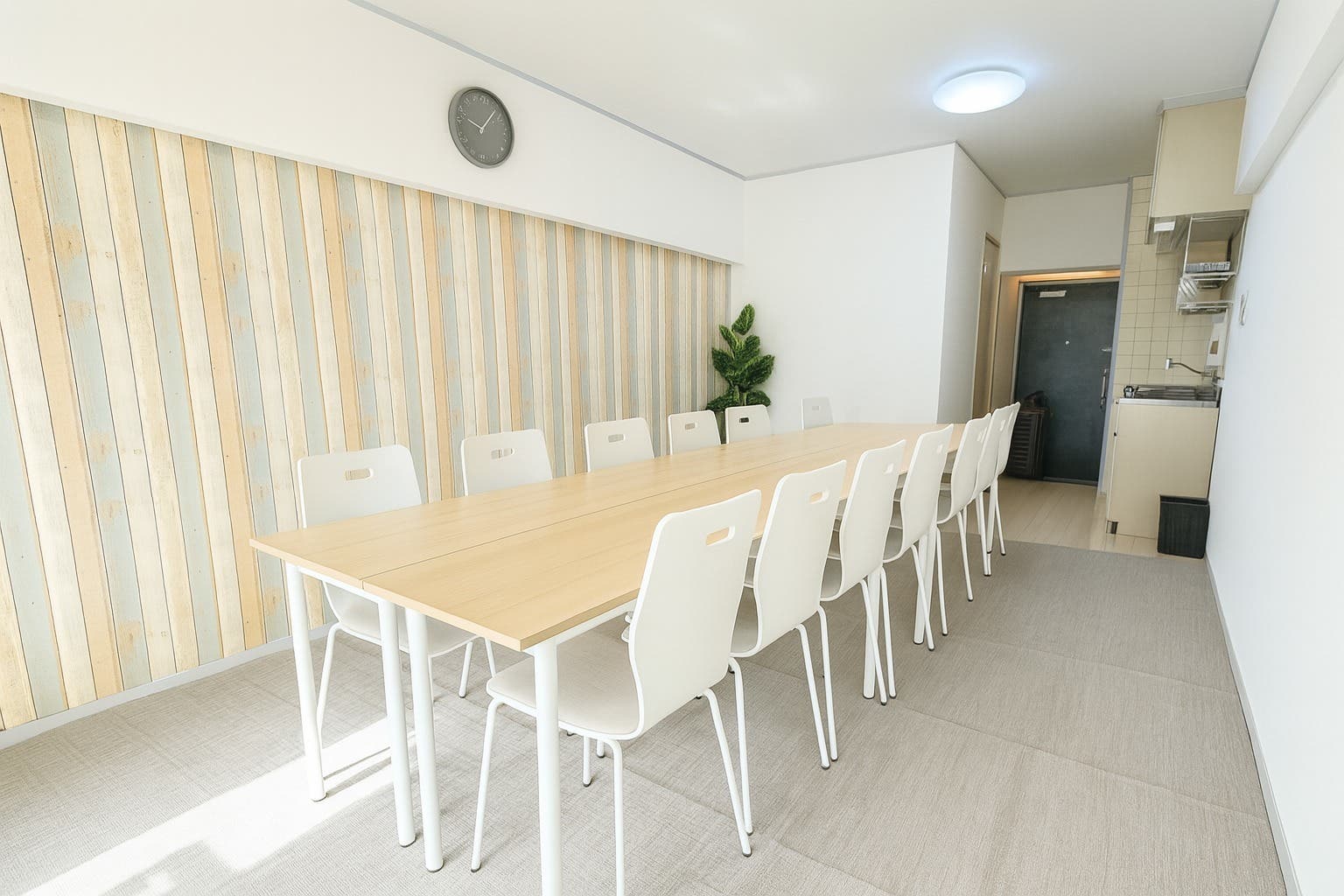 【FRIENDSⅧ】天神南駅徒歩10秒！会議、撮影、ボードゲーム、など可能！プロジェクター等無料！光回線の写真2