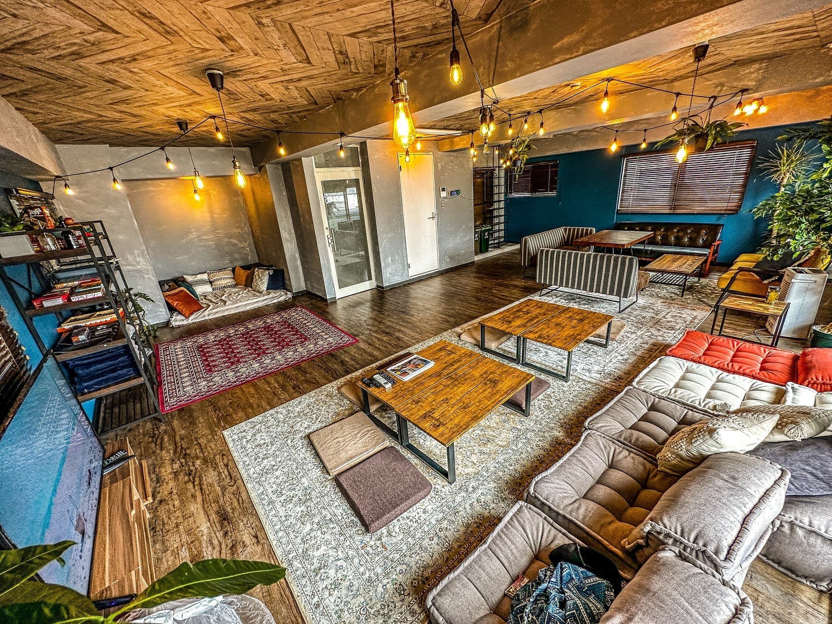 🌻新宿駅徒歩1分🌻ヴィンテージ風大人数スペース✨最上階で陽当たり抜群❗️立地最強❗🎉飲み会🍻打ち上げ🎊の写真1