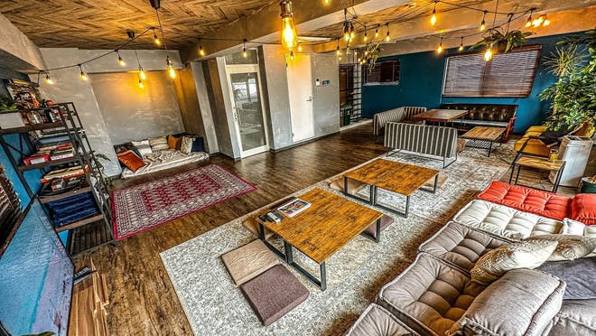 🌻新宿駅徒歩1分🌻ヴィンテージ風大人数スペース✨最上階で陽当たり抜群❗️立地最強❗🎉飲み会🍻打ち上げ🎊の写真1