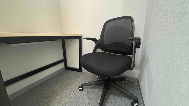 ✨12~1月値下げ中✨【茅場町駅3番出口0分】個室No.13 /WEB会議/勉強/Wifi/外出可(鍵付)の写真1