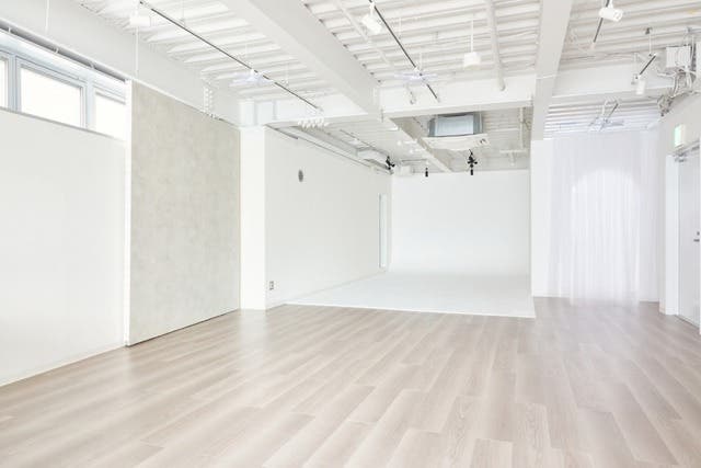 渋谷7分✨壁1面窓で採光◎明るい室内｜パーティーもOK🎉｜撮影機材無料の大型スタジオの写真2