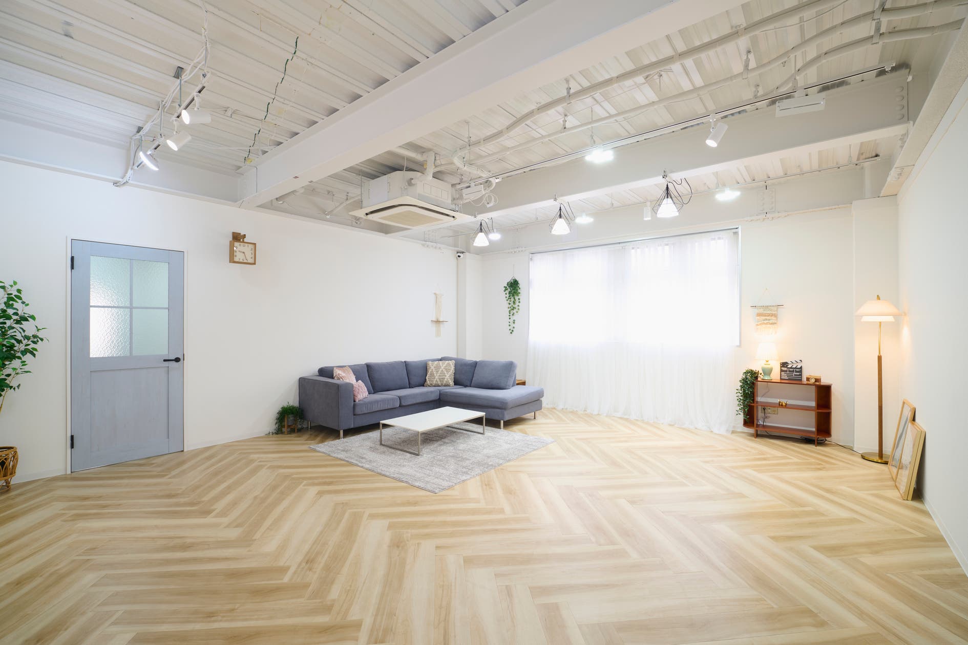 渋谷7分✨壁1面窓で採光◎明るい室内｜パーティーもOK🎉｜撮影機材無料の大型スタジオの写真3