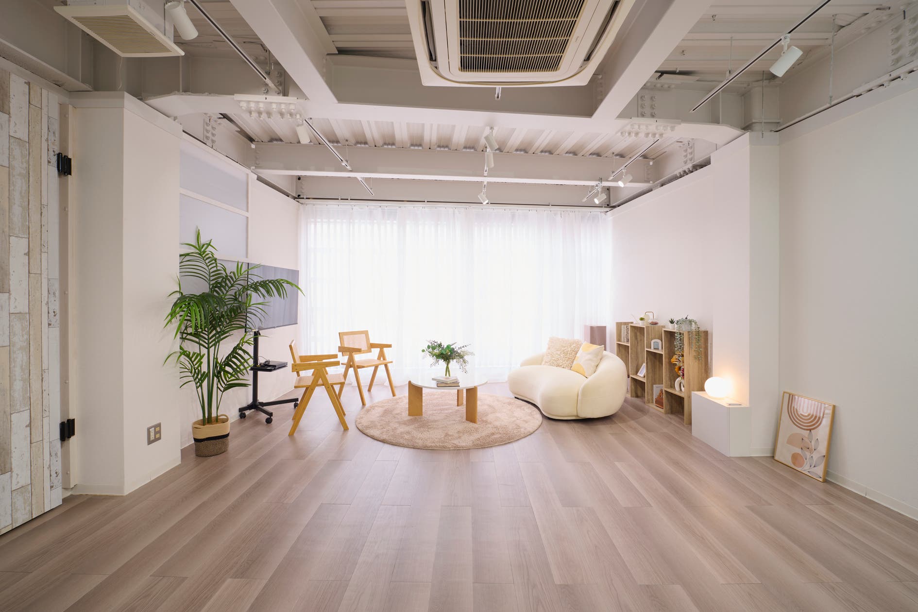 渋谷7分✨壁1面窓で採光◎明るい室内｜パーティーもOK🎉｜撮影機材無料の大型スタジオの写真5