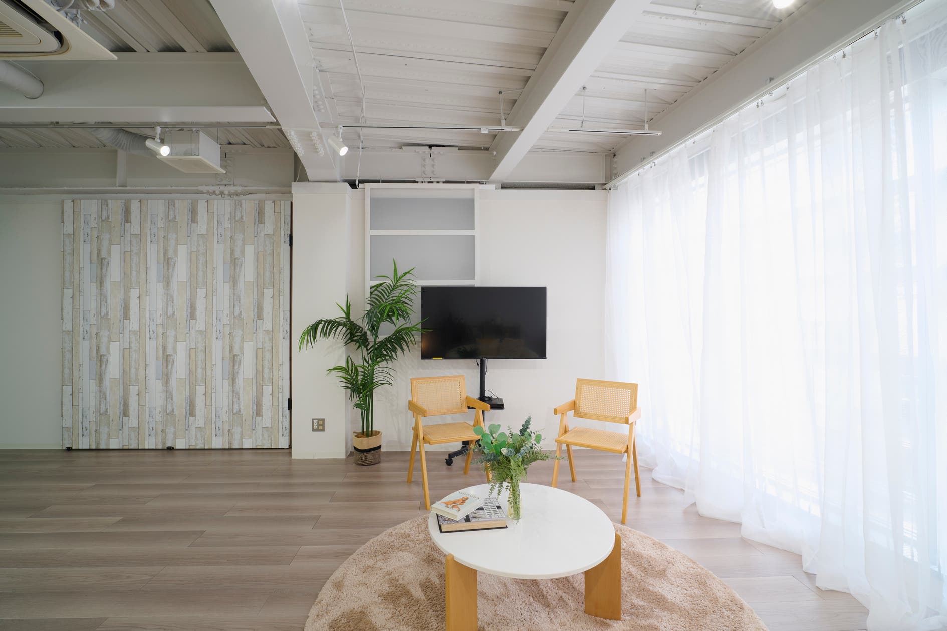 渋谷7分✨壁1面窓で採光◎明るい室内｜パーティーもOK🎉｜撮影機材無料の大型スタジオの写真6