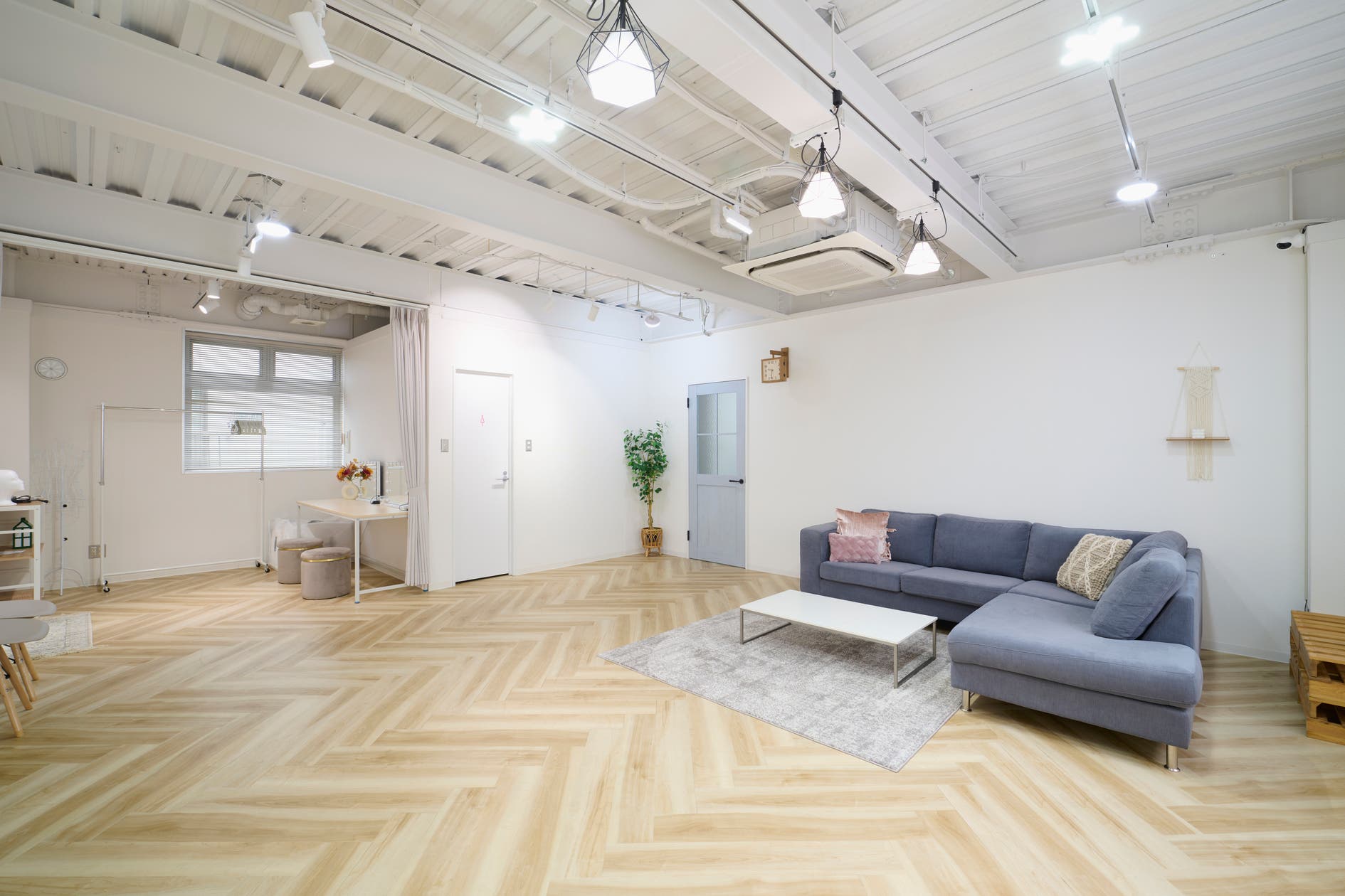 渋谷7分✨壁1面窓で採光◎明るい室内｜パーティーもOK🎉｜撮影機材無料の大型スタジオの写真7