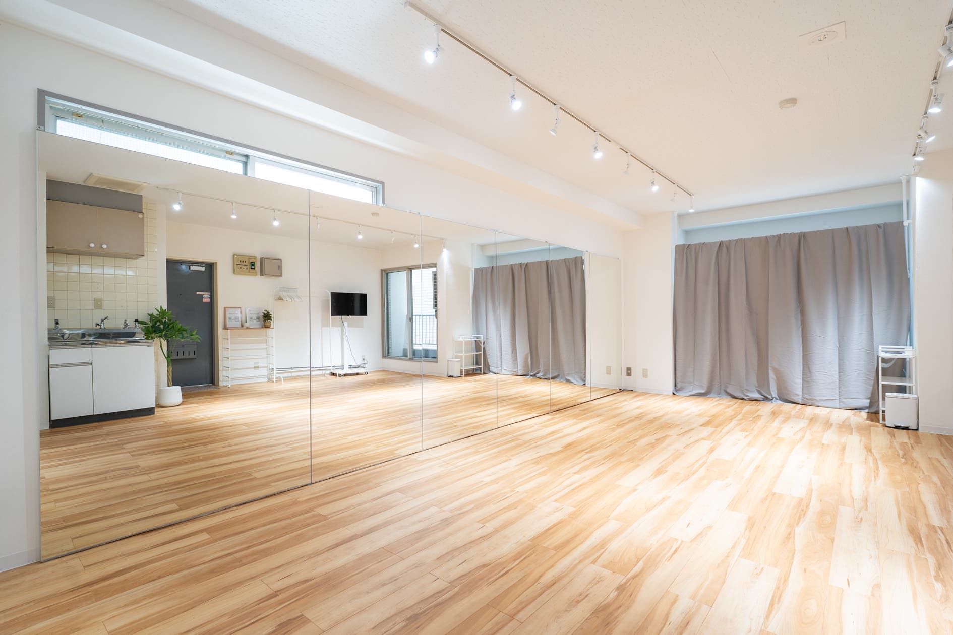 【冬季割⛄エリア最安】横浜関内フルリノベ済きれいなスタジオ｜5.7ｍ鏡・更衣室・モニター完備｜24時間営業中の写真1