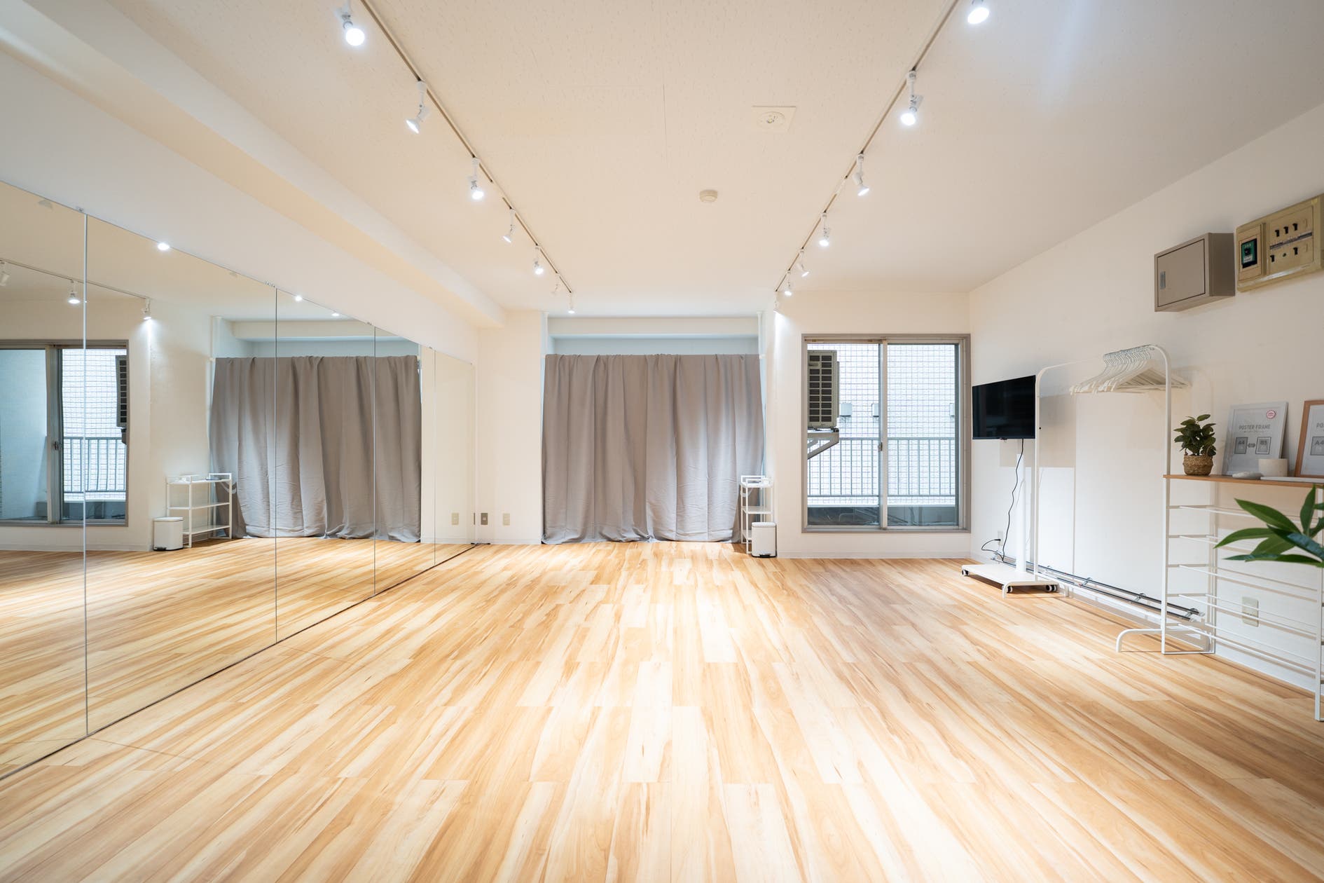 【冬季割⛄エリア最安】横浜関内フルリノベ済きれいなスタジオ｜5.7ｍ鏡・更衣室・モニター完備｜24時間営業中の写真2