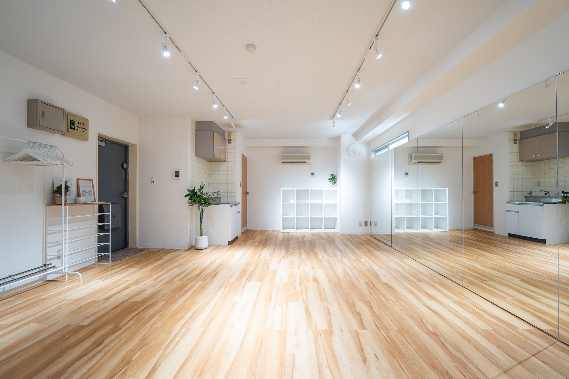 【冬季割⛄エリア最安】横浜関内フルリノベ済きれいなスタジオ｜5.7ｍ鏡・更衣室・モニター完備｜24時間営業中の写真3