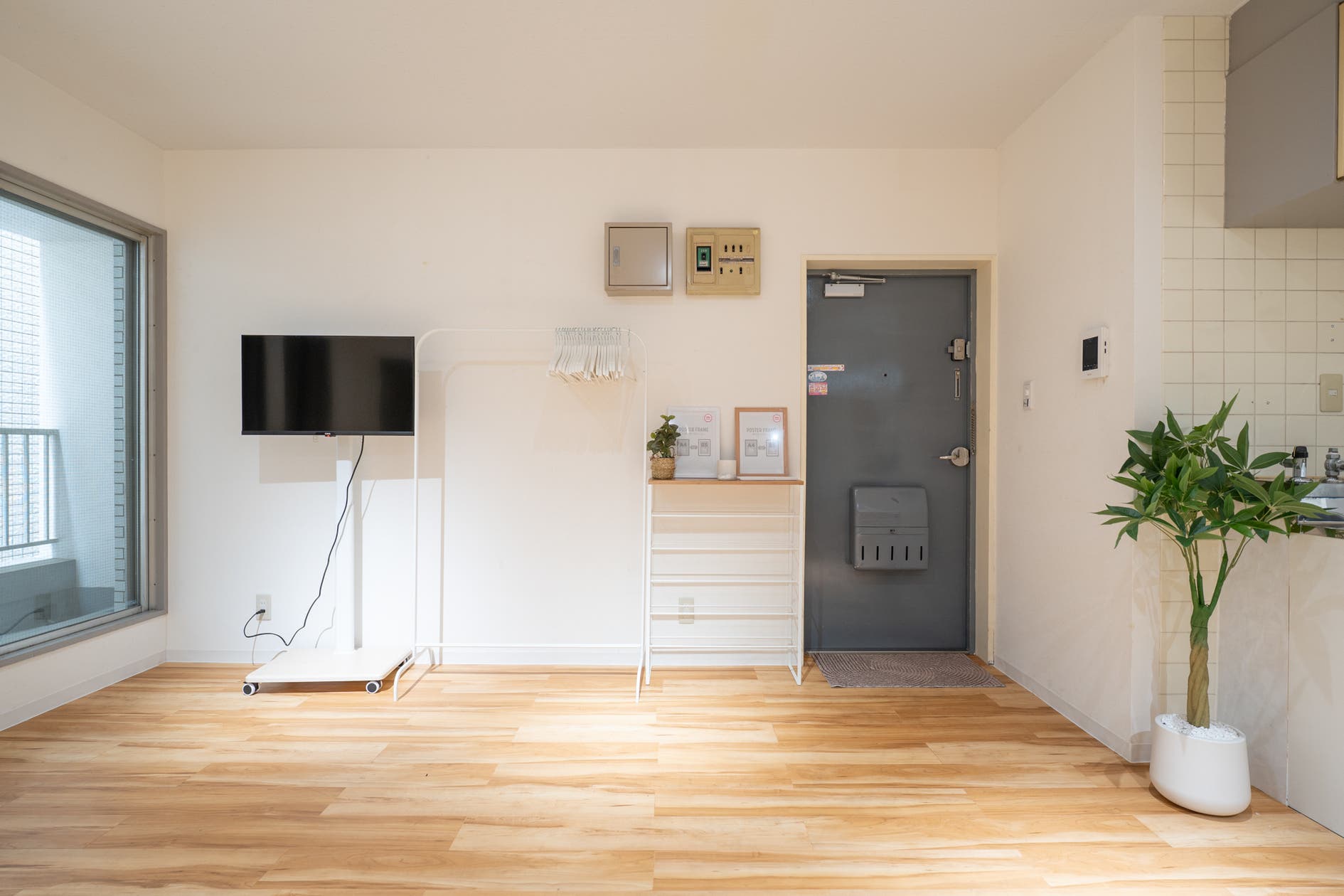 【冬季割⛄エリア最安】横浜関内フルリノベ済きれいなスタジオ｜5.7ｍ鏡・更衣室・モニター完備｜24時間営業中の写真4