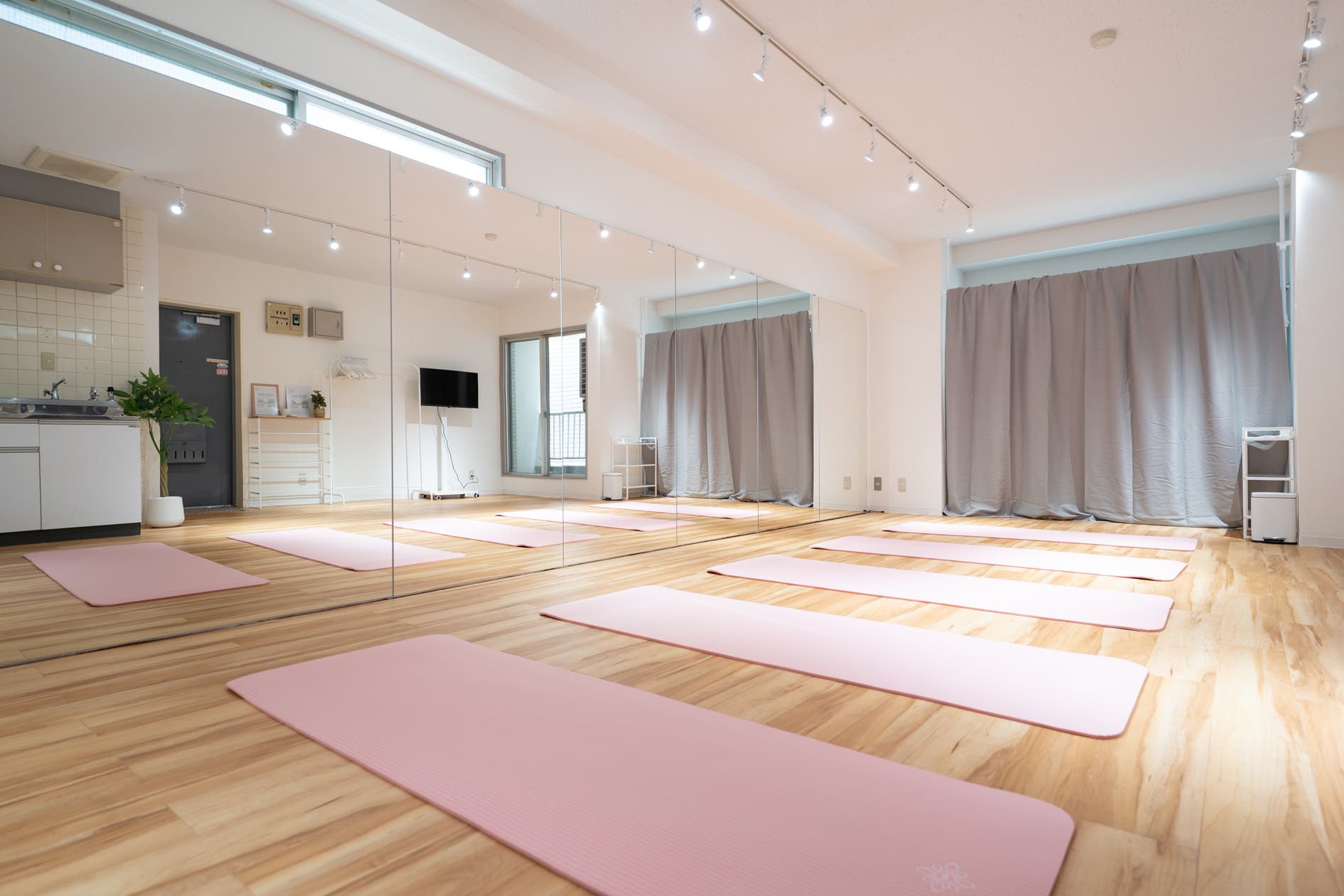 【冬季割⛄エリア最安】横浜関内フルリノベ済きれいなスタジオ｜5.7ｍ鏡・更衣室・モニター完備｜24時間営業中の写真5