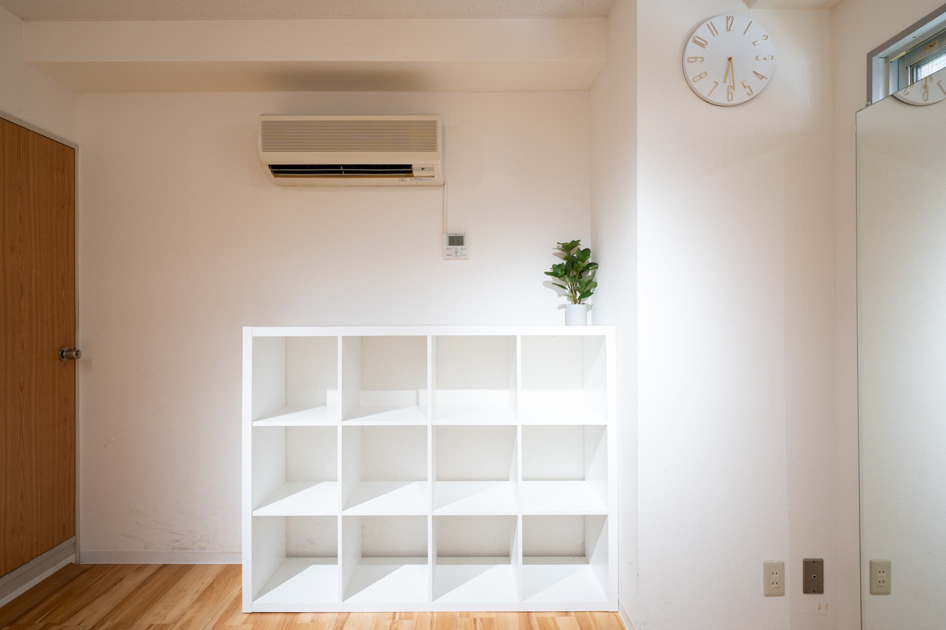 【冬季割⛄エリア最安】横浜関内フルリノベ済きれいなスタジオ｜5.7ｍ鏡・更衣室・モニター完備｜24時間営業中の写真6