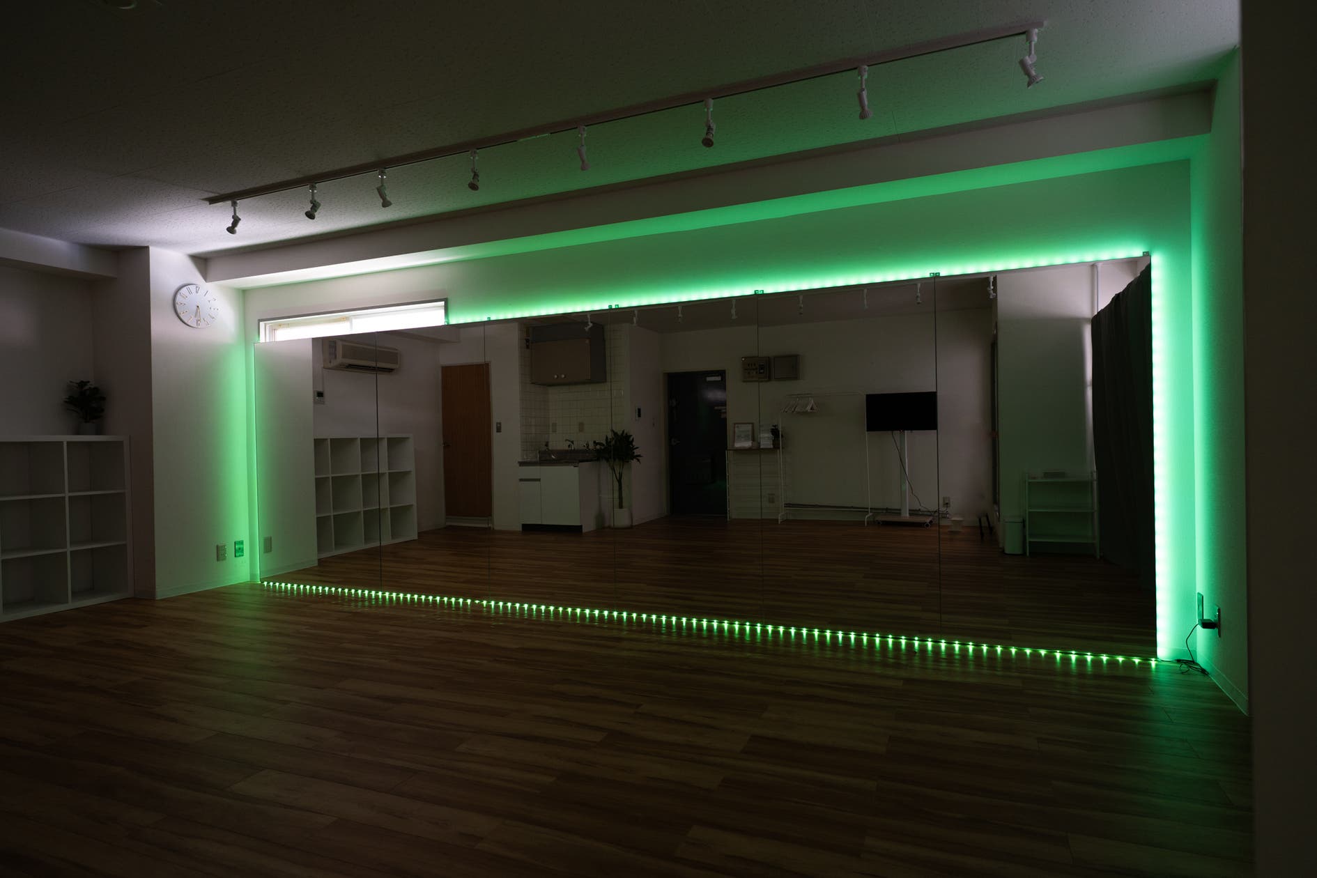 【冬季割⛄エリア最安】横浜関内フルリノベ済きれいなスタジオ｜5.7ｍ鏡・更衣室・モニター完備｜24時間営業中の写真7