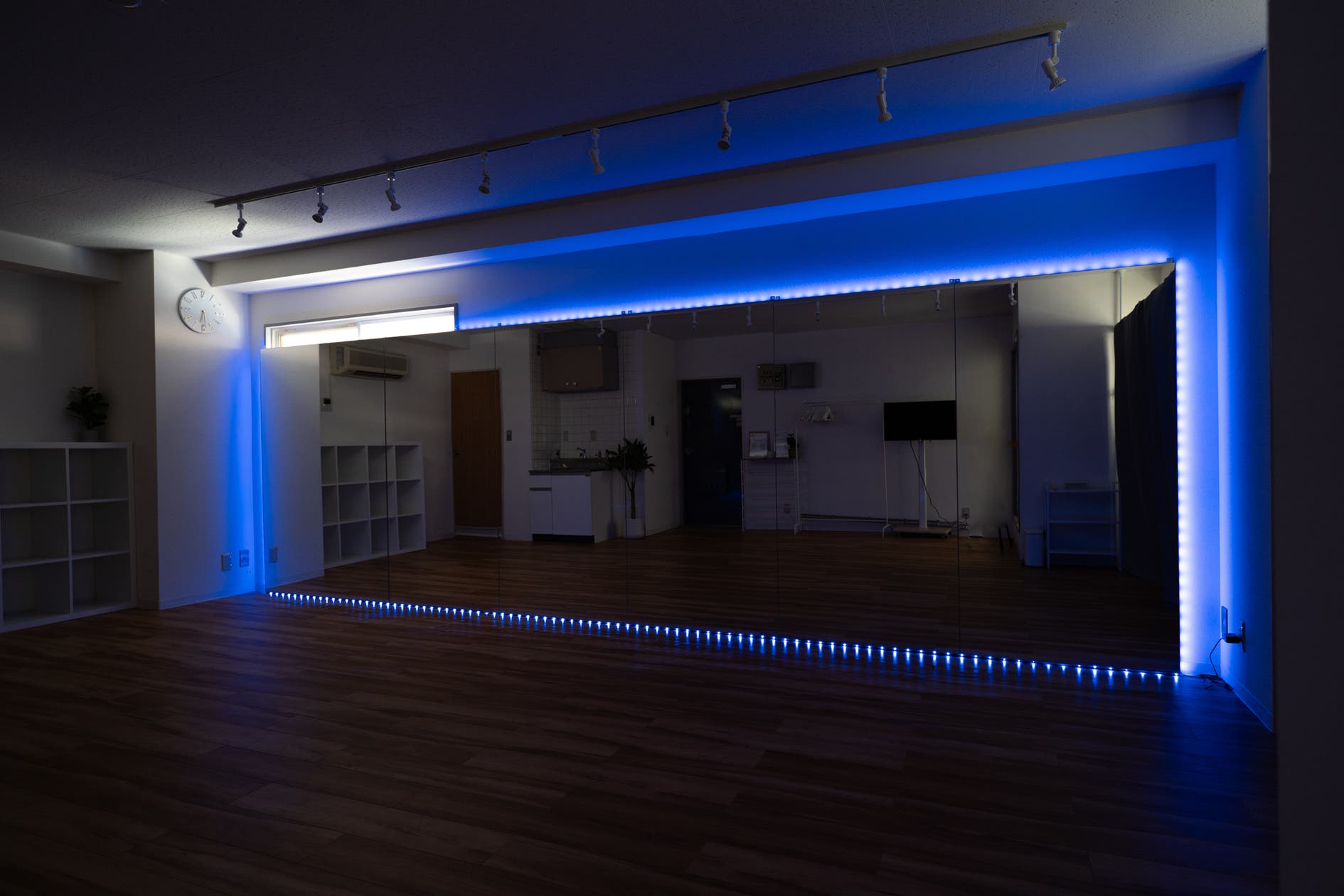 【冬季割⛄エリア最安】横浜関内フルリノベ済きれいなスタジオ｜5.7ｍ鏡・更衣室・モニター完備｜24時間営業中の写真8