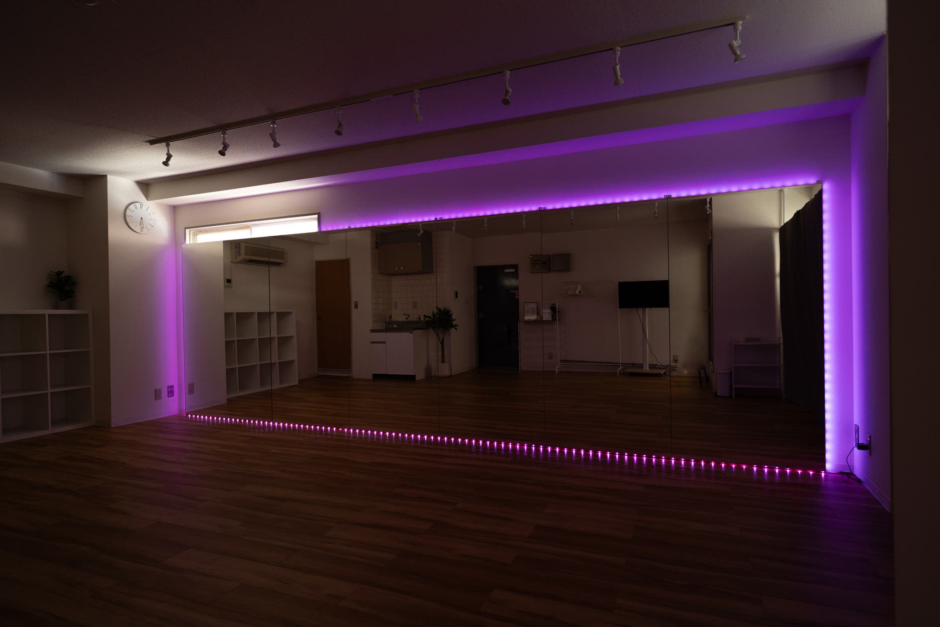 【冬季割⛄エリア最安】横浜関内フルリノベ済きれいなスタジオ｜5.7ｍ鏡・更衣室・モニター完備｜24時間営業中の写真9