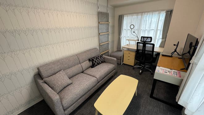 ライブ配信/テレワーク/Web会議/無料Wi-Fi完備/撮影用リングライト有/完全個室/2人掛けソファー【305号室】の写真1