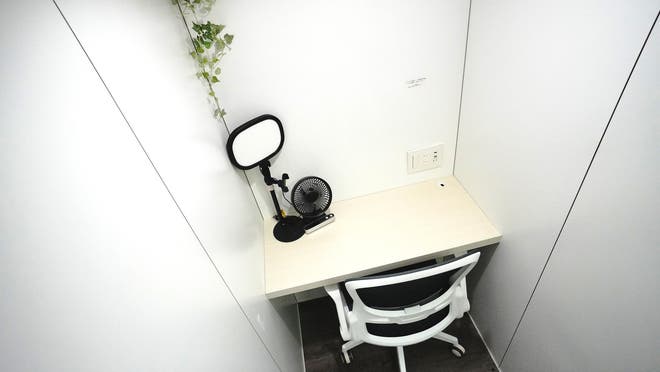 <ビズボ新宿三丁目駅前2nd No.1>新宿三丁目駅E1出口徒歩1分🚃【換気ファン付完全個室】光回線Wi-Fi📶電源🔌の写真4