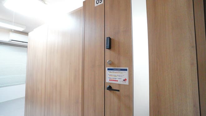 <ビズボ新宿三丁目駅前2nd No.1>新宿三丁目駅E1出口徒歩1分🚃【換気ファン付完全個室】光回線Wi-Fi📶電源🔌の写真8