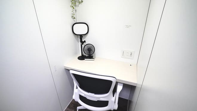 <ビズボ新宿三丁目駅前2nd No.2>新宿三丁目駅E1出口徒歩1分🚃【換気ファン付完全個室】光回線Wi-Fi📶電源🔌の写真1