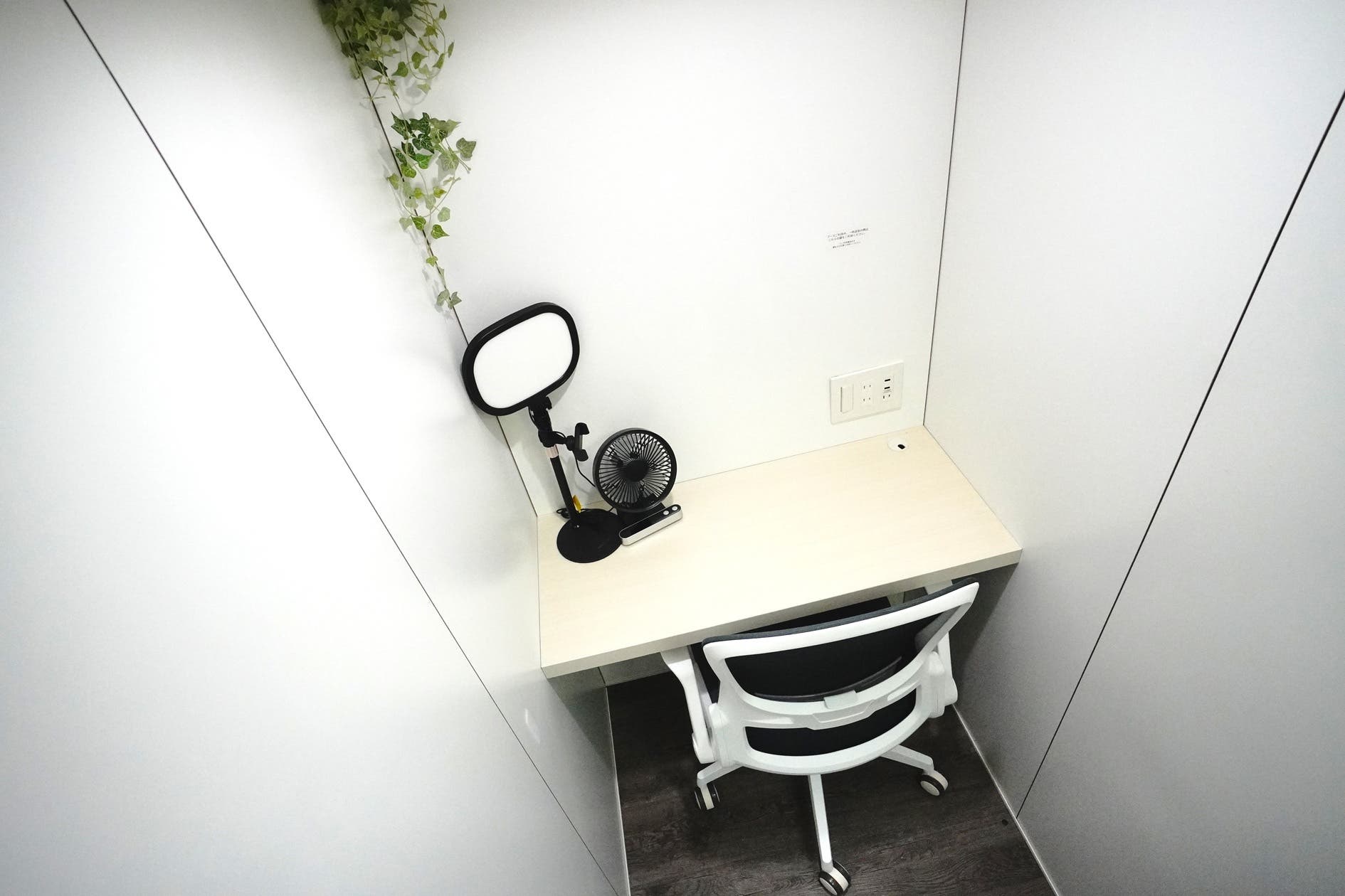 ＜ビズボ新宿三丁目駅前2nd No.2＞新宿三丁目駅E1出口徒歩1分🚃【換気ファン付完全個室】光回線Wi-Fi📶電源🔌の写真4