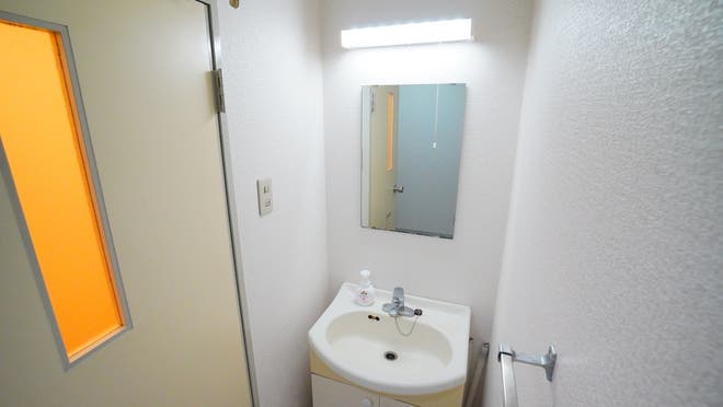 <ビズボ新宿三丁目駅前2nd No.2>新宿三丁目駅E1出口徒歩1分🚃【換気ファン付完全個室】光回線Wi-Fi📶電源🔌の写真9