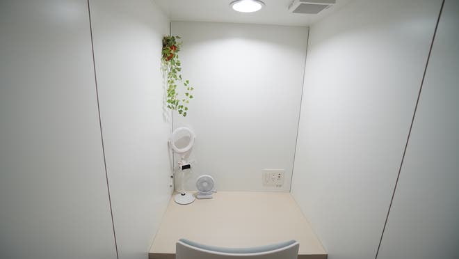 <ビズボ新宿三丁目駅前2nd No.3>新宿三丁目駅E1出口徒歩1分🚃【換気ファン付完全個室】光回線Wi-Fi📶電源🔌の写真2