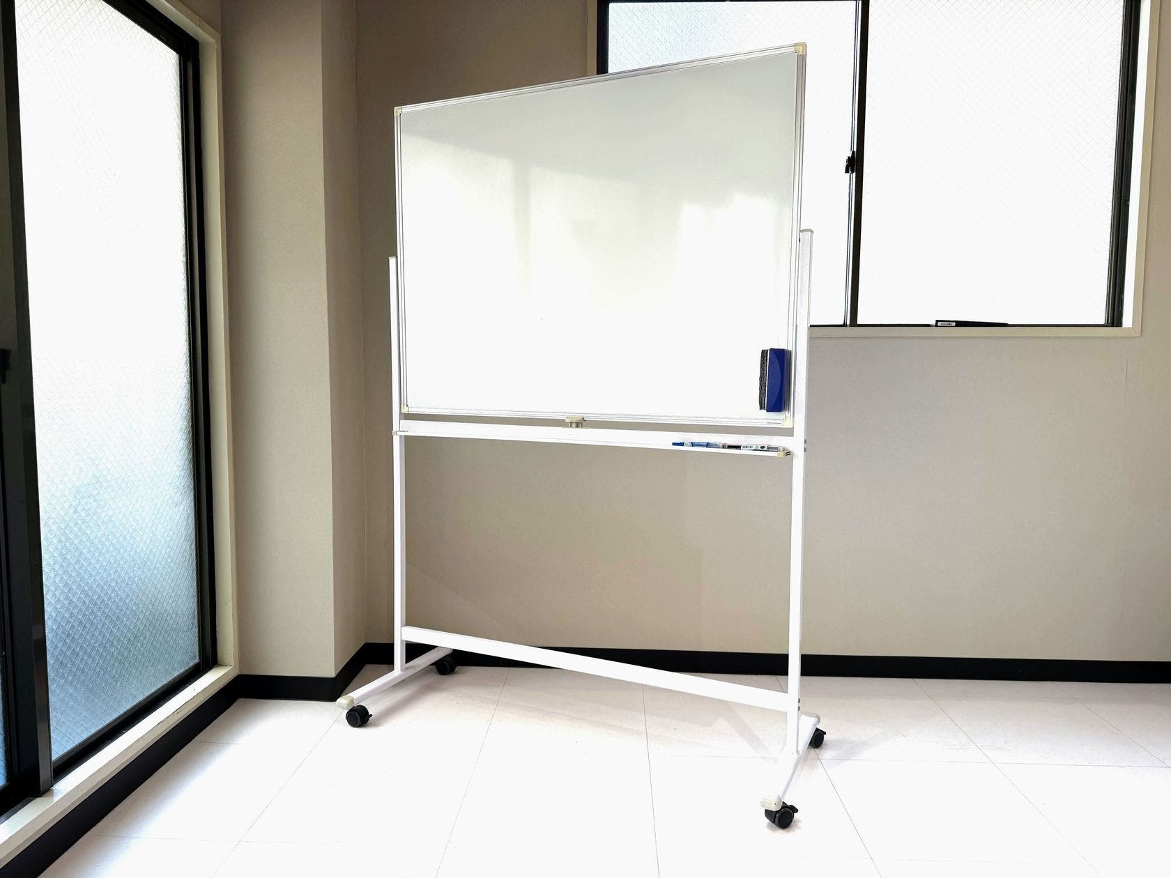 【レビュー割🌸】GOZAR会議室 新宿御苑4F｜新宿御苑前駅2分｜🎤セミナー・会議に最適🎉の写真13