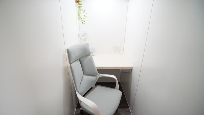 <ビズボ新宿三丁目駅前2nd No.5>新宿三丁目駅E1出口徒歩1分🚃【換気ファン付完全個室】光回線Wi-Fi📶電源🔌の写真1