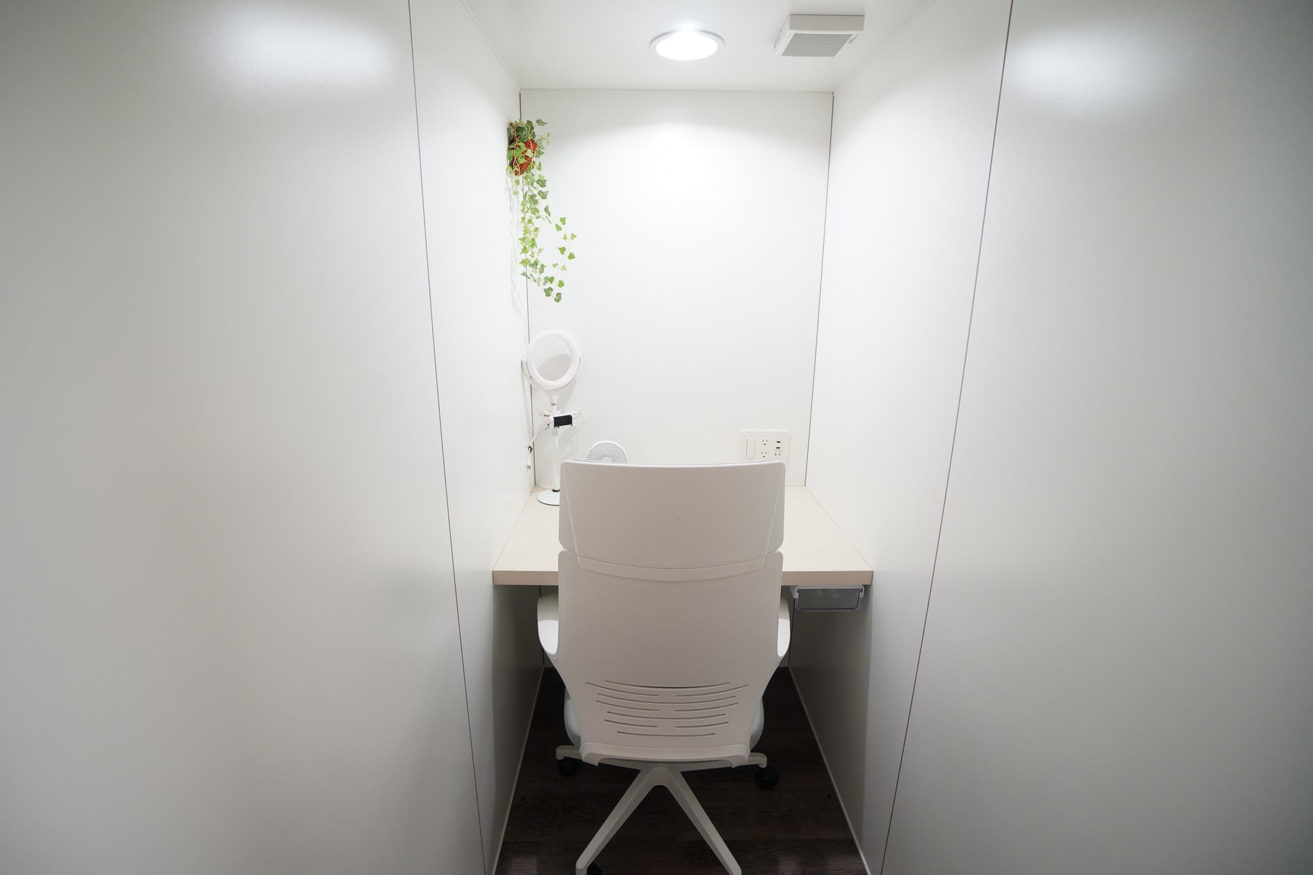 ＜ビズボ新宿三丁目駅前2nd No.5＞新宿三丁目駅E1出口徒歩1分🚃【換気ファン付完全個室】光回線Wi-Fi📶電源🔌の写真4