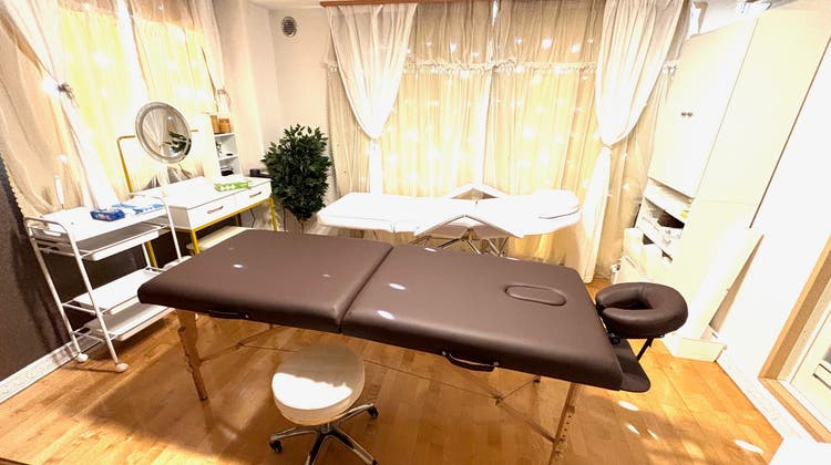 神戸三宮駅5分!完全個室レンタルサロン💛エステ・マッサージ・整体・ネイル等🛀エステベッド1台マッサージベッド1台の計2台設置‼の写真1