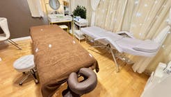 神戸三宮駅5分!完全個室レンタルサロン💛エステ・マッサージ・整体・ネイル等🛀エステベッド1台マッサージベッド1台の計2台設置‼の写真2