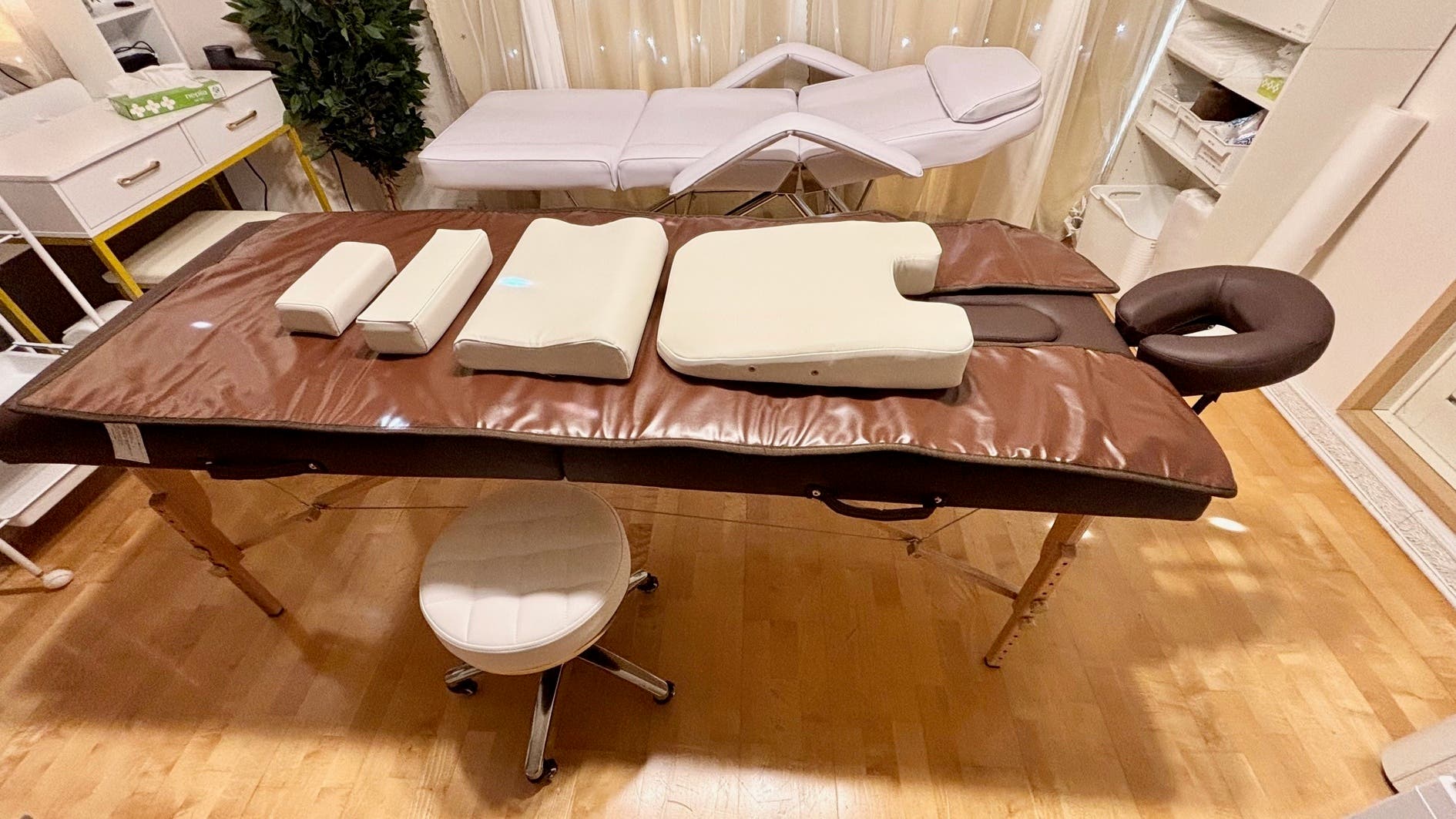 神戸三宮駅徒歩５分！1日7,980円～ エステ・マッサージ・整体・ネイル等🛀エステ&マッサージベッド計２台設置‼の写真5