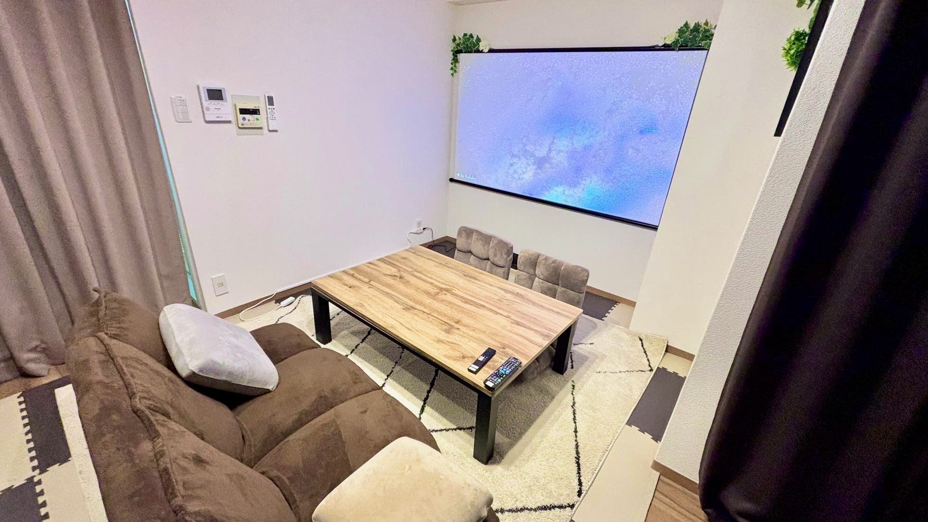 １H～利用可💛阪急十三駅徒歩６分🔥ほっこりデートからオフ会まで❣️84㌅スクリーンでマイ映画館🎞️マットレスソファでゴロゴロ～の写真3