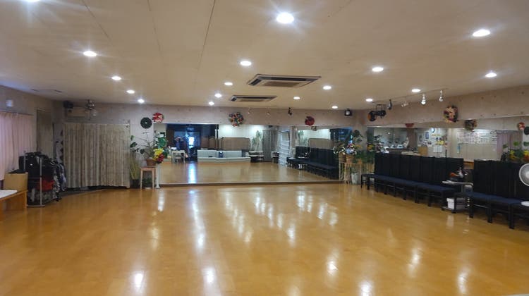 2面鏡張りのダンススタジオの写真1