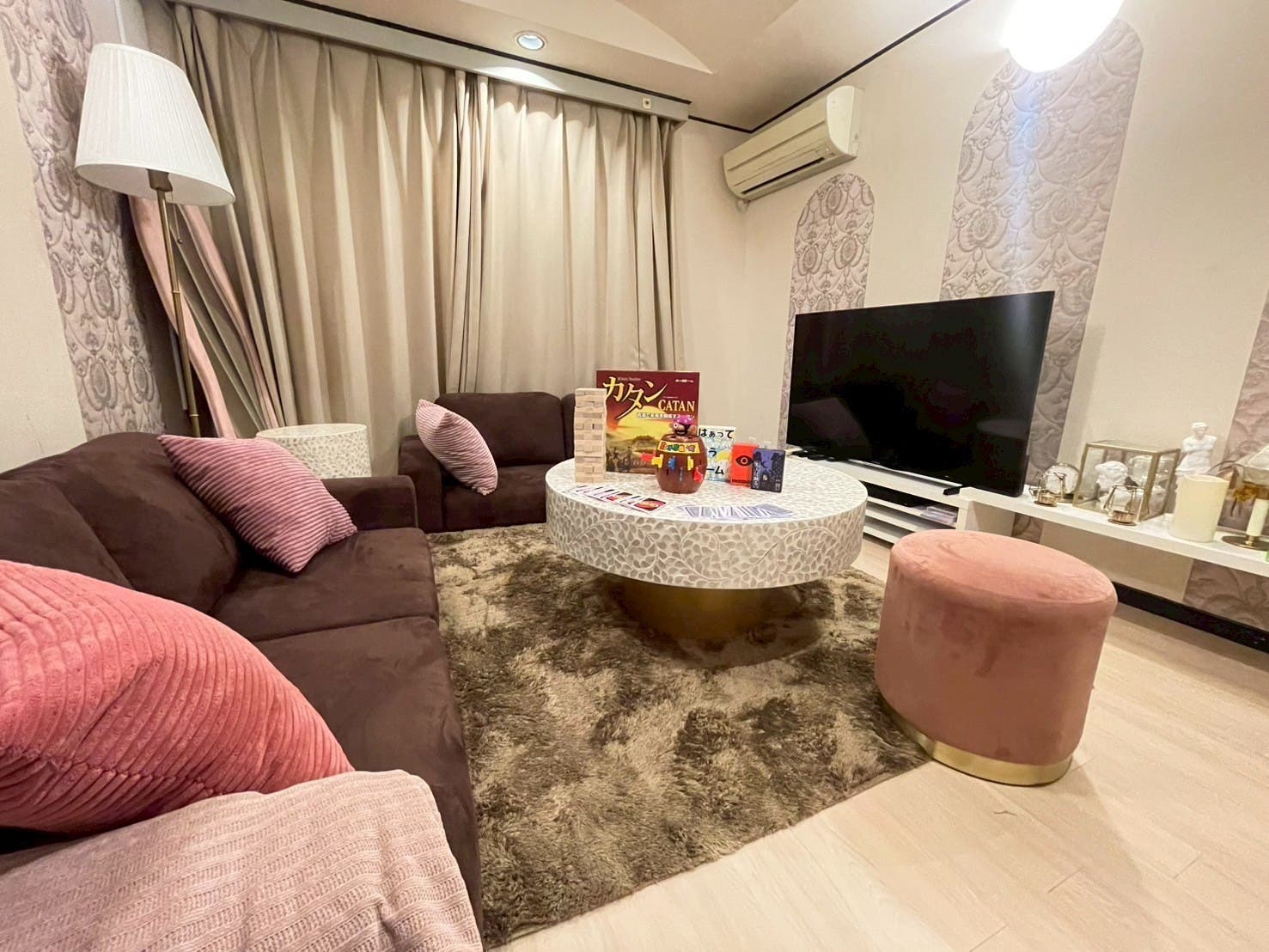 【要町4分/池袋9分】女子会・推し活に最適🎀大人かわいいラウンジ空間｜白壁で撮影OK🌟55㌅TVで映画鑑賞🎥クリスマス🎄の写真12