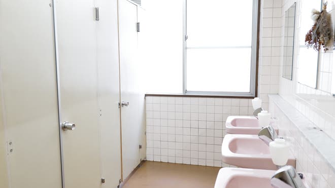 学校の廊下&トイレ|廃校をフロア丸ごとレンタル/撮影、映画、卒論の写真2