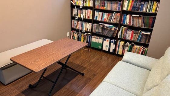 【川口】駅から徒歩2分!お打ち合わせ/面接にぴったり!ミーティングルーム(Dルーム/4名)の写真1