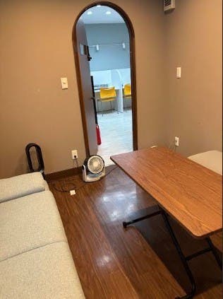 【川口】駅から徒歩2分！お打ち合わせ/面接にぴったり！ミーティングルーム(Dルーム/4名)の写真3