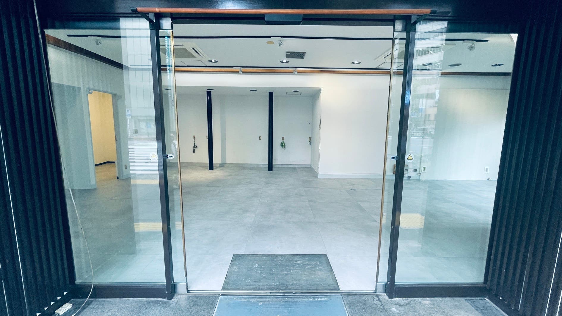 【新橋駅徒歩1分】銀座の入口当たる交差点にある、ポップアップイベントスペースの写真4