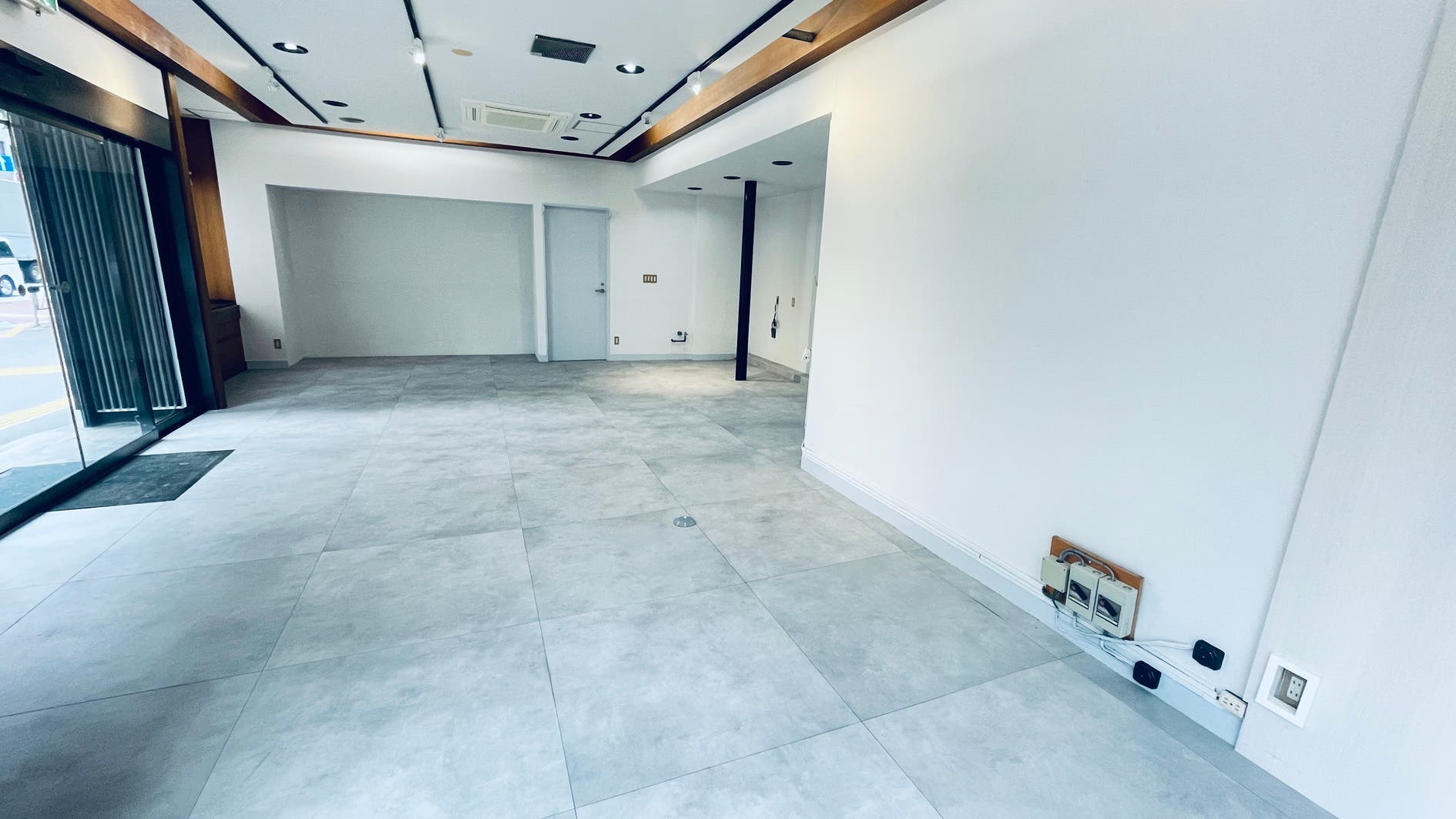 【新橋駅徒歩1分】銀座の入口当たる交差点にある、ポップアップイベントスペースの写真1