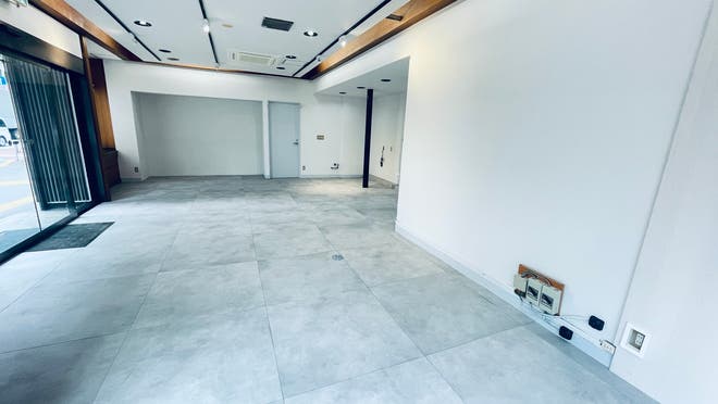 【新橋駅徒歩1分】銀座の入口当たる交差点にある、ポップアップイベントスペースの写真1