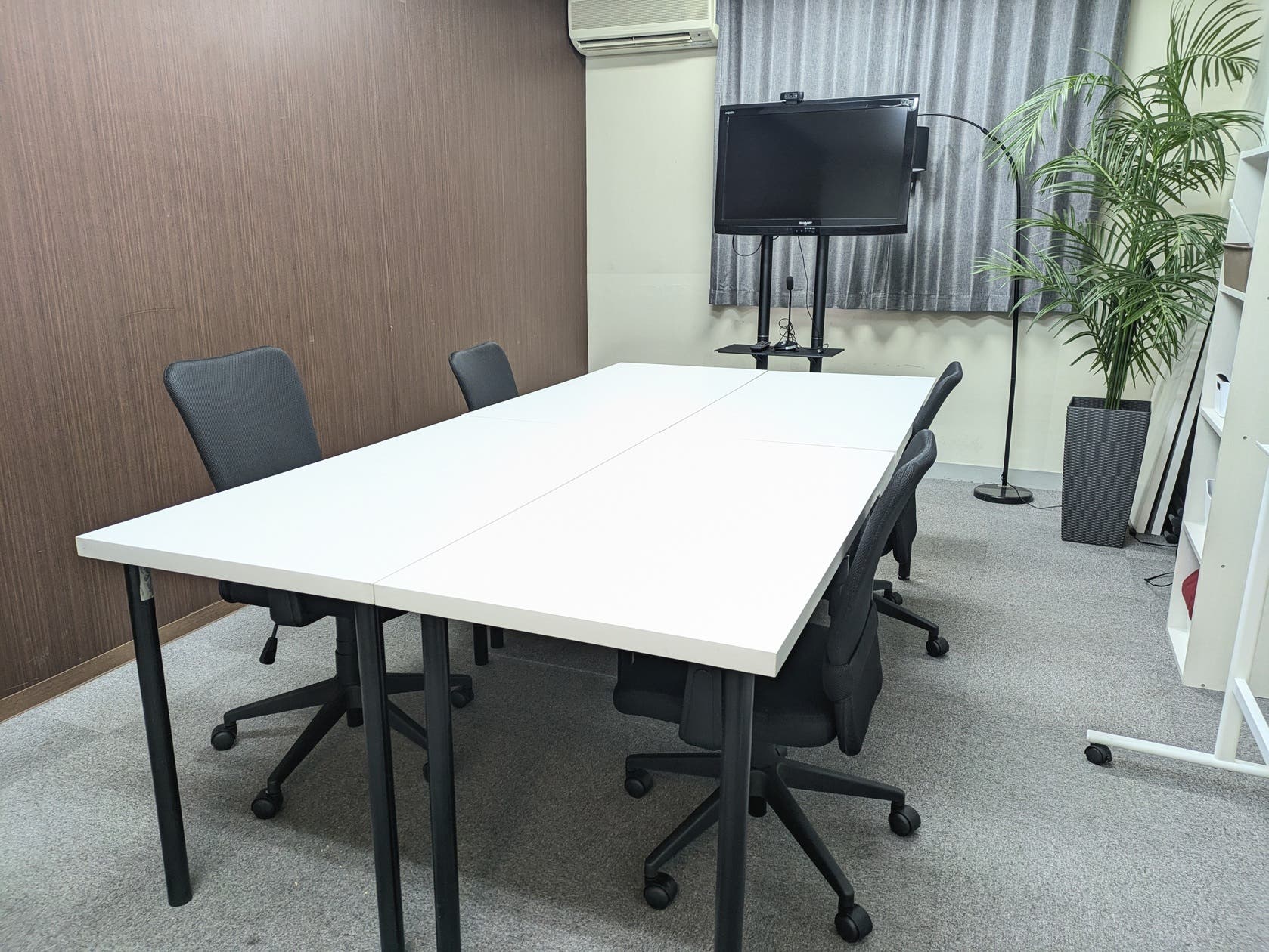 広瀬通 4名 【5階5-D会議室】TVモニター付／Wi-fi・ホワイトボード／24時間ご利用可能／飲食OK／長時間利用にも◎の写真1