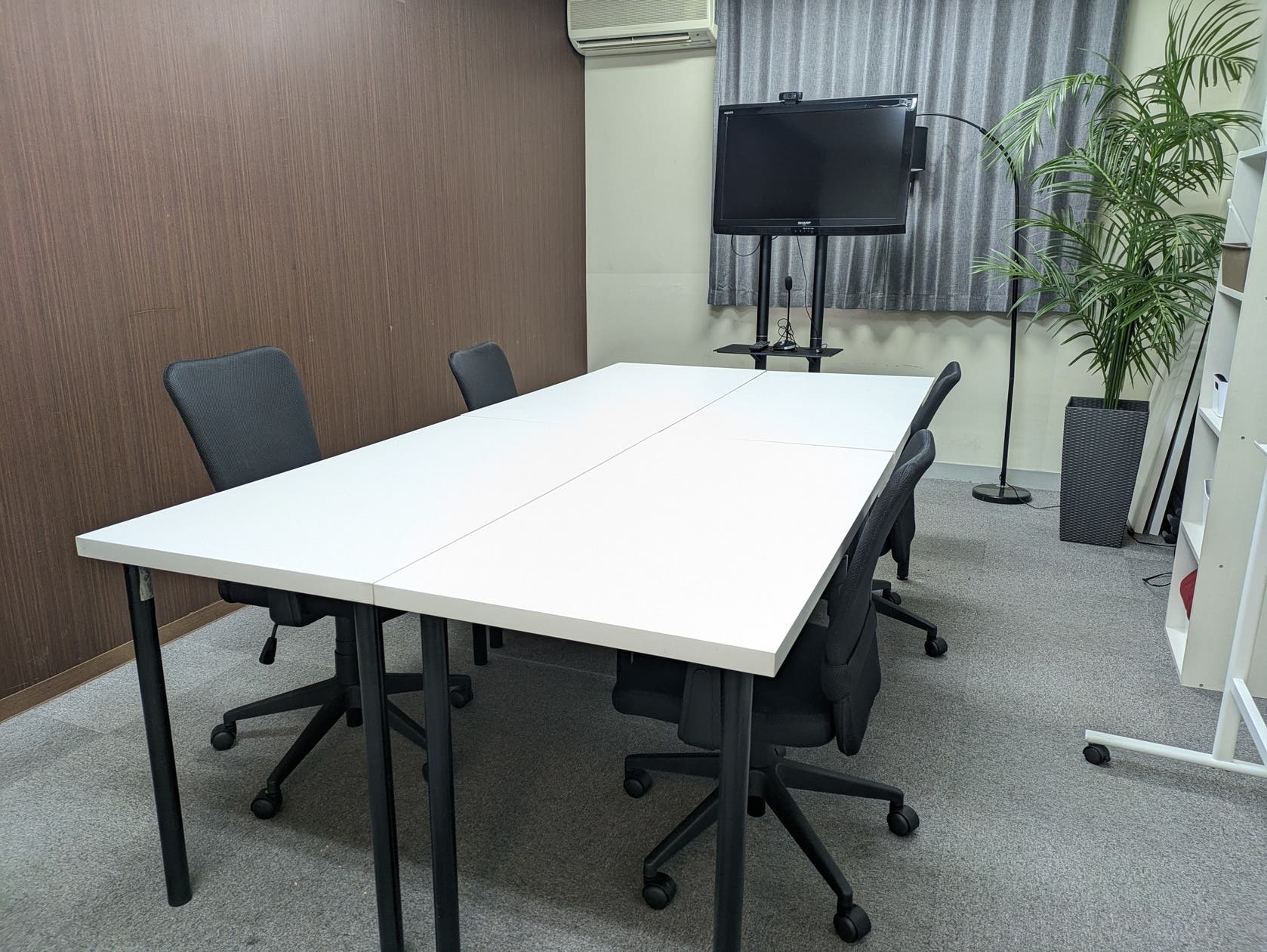 広瀬通 4名 【5階5-D会議室】TVモニター付／Wi-fi・ホワイトボード／24時間ご利用可能／飲食OK／長時間利用にも◎の写真4